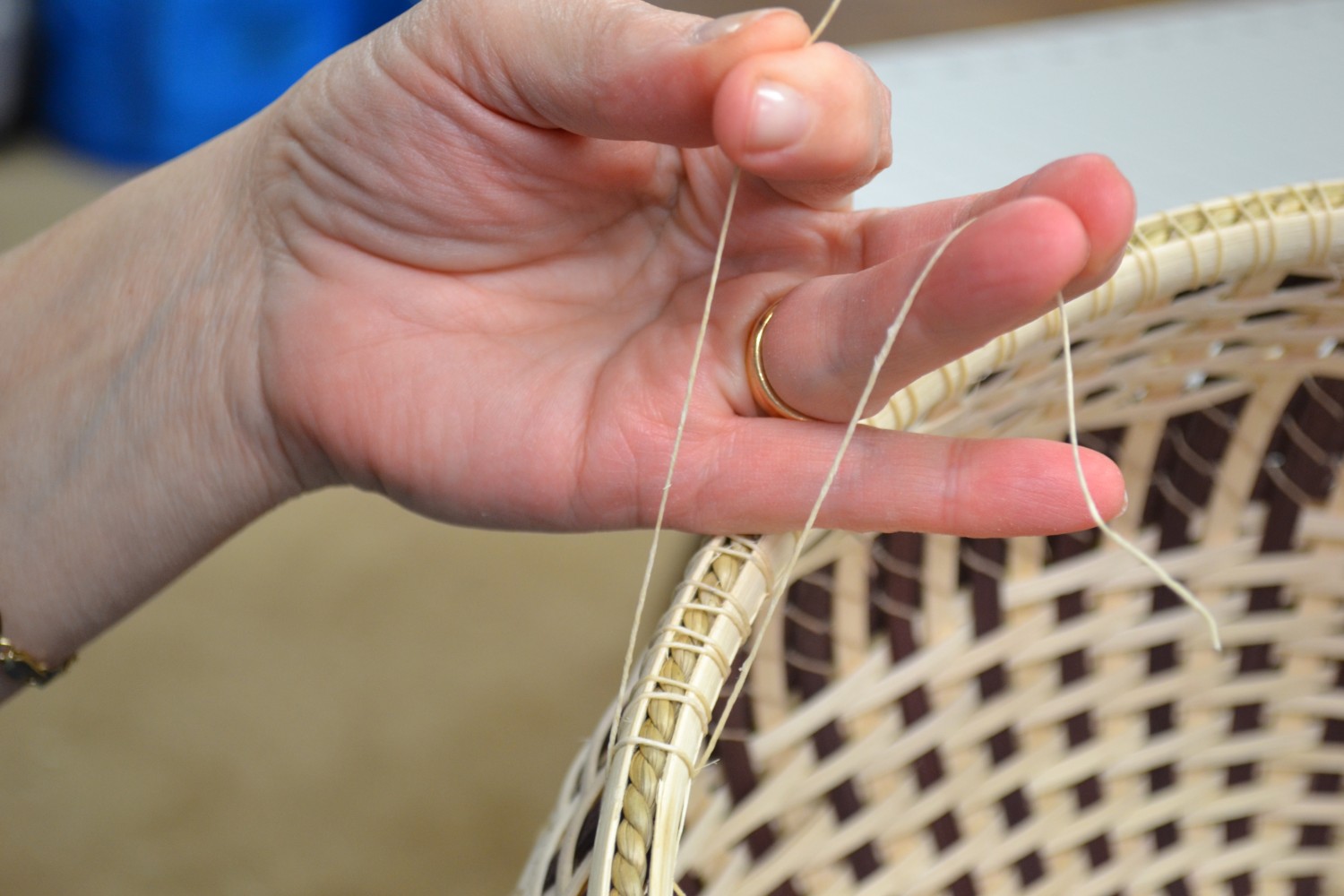 Lashing a Basket with Waxed Linen ⋆ PrairieWood Basketry