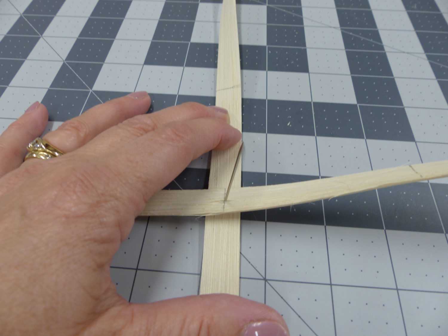 Twining a Round Base ⋆ PrairieWood Basketry